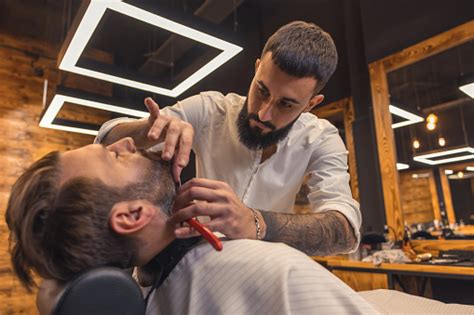 이발소에서 미용사에게 수염 머리를 자르는 수염 난 남자 20 24세에 대한 스톡 사진 및 기타 이미지 20 24세 30 34세 가꿔주기 Istock