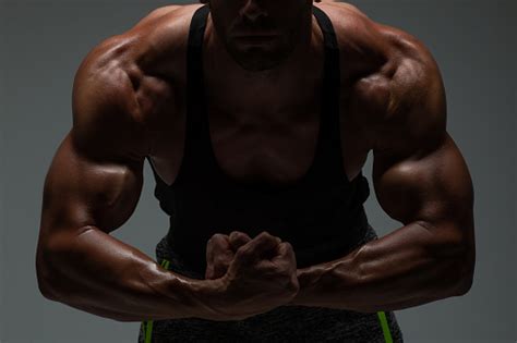 매력적인 남성 바디 빌더 스튜디오에서 그의 근육 Flexing의 몸통 샷 개념 체육관 라이프 스타일입니다 강사에 대한 스톡 사진