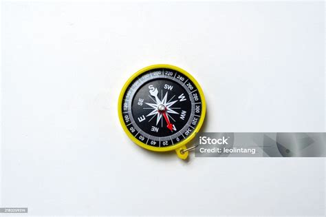 Qibla 나침반은 흰색 배경에 고립되어 있습니다 기도를 수행하기 위해 향해야 할 방향을 나타냅니다 0명에 대한 스톡 사진 및 기타 이미지 Istock