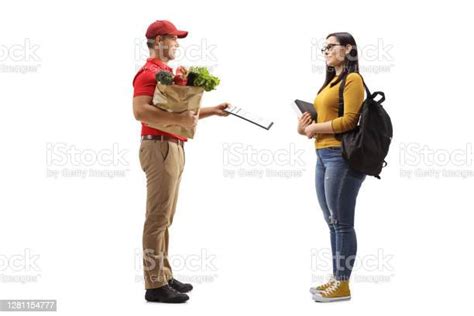 종이 봉투에 식료품을 들고 여학생에게 문서를 주는 배달 남자 배달에 대한 스톡 사진 및 기타 이미지 배달 클립 보드 20 24세 Istock