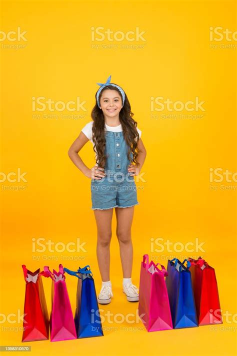 행복한 쾌활한 소녀 쇼핑 여름 세일 쇼핑의 날 패션 부티크 패션 숍 쇼핑 패키지와 어린 소녀 가방 가게에서 행복한 아이 여름 스타일의 작은 아이 계절별 판매 가방에 대한