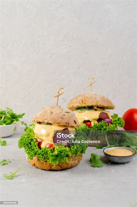 야채와 소스를 곁들인 맛있는 햄버거 밝은 배경에 신선하고 맛있는 식물성 고기 없는 버거 고기에 대한 스톡 사진 및 기타 이미지 고기 곡초류 굽기 Istock