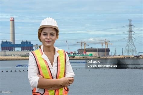 혼합 인종 여성 엔지니어 직원 노동자 및 석유 탱크 발전소 배경 개념 건축물에 대한 스톡 사진 및 기타 이미지 건축물 공사장 감독 공장 산업 건물 Istock