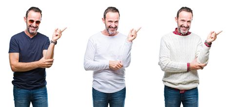 잘생긴 수석 노인의 남자 얼굴에 큰 미소와 함께 고립 된 배경 위에 서 서 카메라를 보고 옆에 손 및 손가락으로 가리키는 콜라주