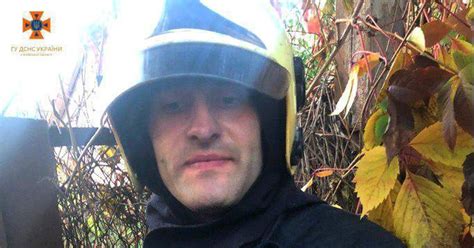 На Київщині бійці ДСНС врятували кошеня яке впало в трубу паркану Фото