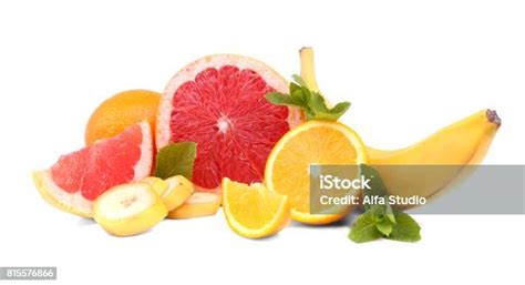 신선한 감귤 고 흰색 배경에 고립 된 나뭇잎 육즙이 새 콤 과즙 맛 있는 레몬을 잘라 영양가 있는 노란 바나나 0명에 대한 스톡 사진 및 기타 이미지 Istock