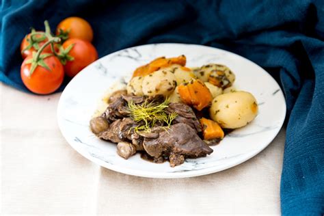 쇠고기 고기 감자 전통적인 프랑스 요리 쇠고기 Bourguignon Persillade에 감자 당근 조 림 0명에 대한 스톡 사진 및 기타 이미지 Istock