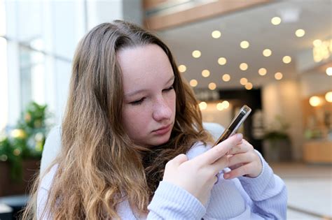 아름 다운 귀여운 어린 십대 소녀는 휴대 전화를보고 커피 숍 인스 타 그램 소셜 네트워크에서 그녀의 음식의 사진을 찍는다 다른 공공 기술 취미 사진 비디오 똑똑한 젊은 세대