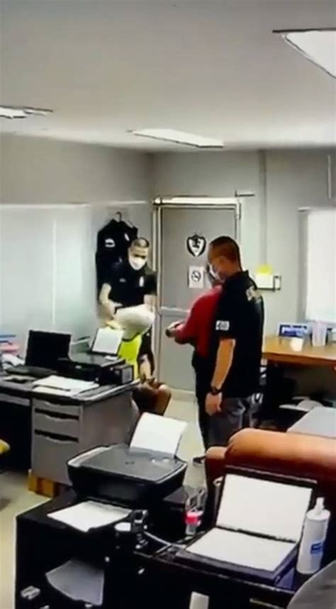 คลิปมัดตัว ผู้กำกับโจ้ นาทีใช้ถุงคลุมหัวผู้ต้องหา รีด 2 ล้าน กระทำอย่างเหี้ยมโหด