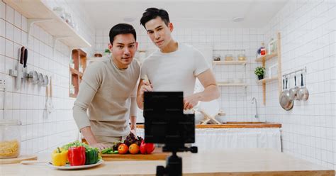 아시아 게이 커플 블로거 블로거와 온라인 인플루언서는 집에서 부엌에서 건강 식품에 대한 비디오 콘텐츠를 녹화합니다 사진 Unsplash의 태국 이미지