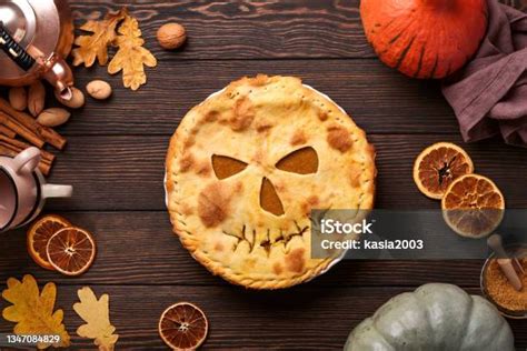 할로윈 음식 수제 호박 파이 또는 나무 테이블에 할로윈에 대 한 무서운 얼굴와 타르트 공간을 복사합니다 할로윈 음식 개념 0명에 대한 스톡 사진 및 기타 이미지 Istock