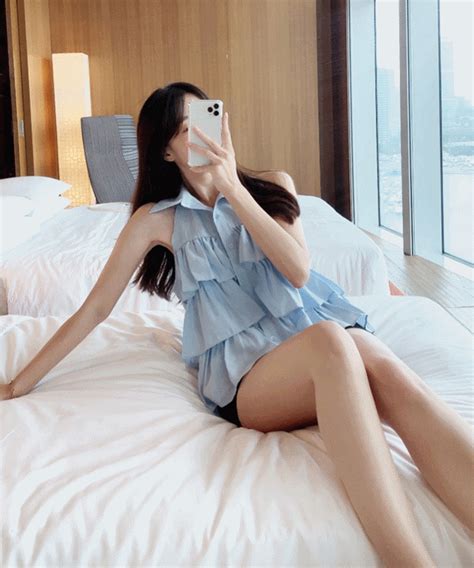 [🪡단독 휴가룩 여리핏🪡]플랫 민소매 프릴 카라 블라우스 에이블리