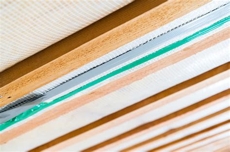 천장 클로즈업의 수증기 장벽 습기로부터의 단열 절연 미완성 된 집의 천장에 나무 상자 건강관리와 의술에 대한 스톡 사진 및 기타 이미지 건강관리와 의술 건설 산업