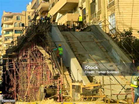비계로 건설 중인 모노레일 역 부지인 카이로 모노레일은 2호선 모노레일 고속 운송 시스템입니다 강철에 대한 스톡 사진 및 기타 이미지 Istock