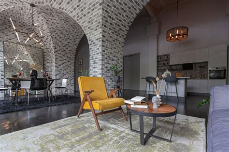 밝은 악센트가있는 중세 성 스타일의 아치가있는 잔인한 아파트 인테리어의 현대적인 고급 디자인 무료 레이아웃 주방 공간 좌석 및 식사 공간 0명에 대한 스톡 사진 및 기타