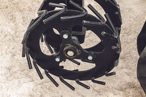 새로운 농업 디스크 해로우의 작업 부분 쟁기 해로우 지구를 경작하기위한 경작자 0명에 대한 스톡 사진 및 기타 이미지 0명