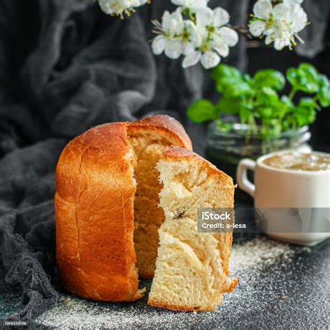 부활절 휴일 케이크 색깔의 달걀 축제 전통 구운 달콤한 디저트 간식 간식 스낵 아웃 도어 탑 뷰 복사 공간 음식 소박한 배경 0명에 대한 스톡 사진 및 기타 이미지 Istock