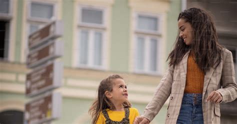 정말 아름다운 날이죠 도시에서 딸과 함께 있는 아프리카계 미국인 어머니 사진 Unsplash의 아프리카계 미국인 여성 이미지