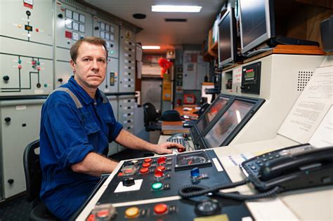 엔진 제어실에서 선박 엔진 및 추진을 제어하는 해양 엔지니어 책임자 검사 보기에 대한 스톡 사진 및 기타 이미지 검사 보기