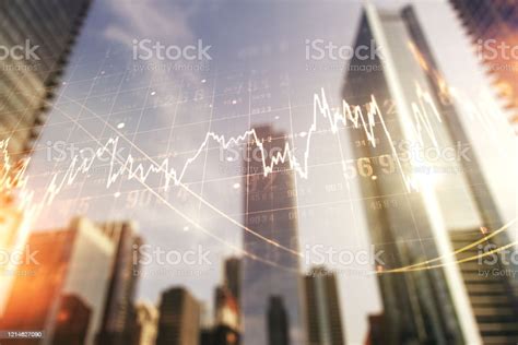 사무실 건물 배경 외환 및 투자 개념에 대한 추상적 인 재무 그래프의 다중 노출 도시에 대한 스톡 사진 및 기타 이미지 도시 컴퓨터 언어 휴대폰 앱 Istock