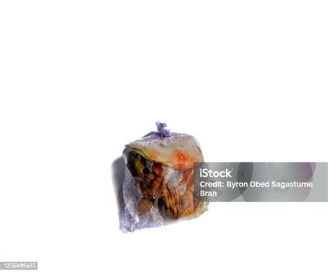 흰색 배경에 비닐 봉지 안에 감자와 옥수수 토르티야와 튀긴 닭고기 과테말라 길거리 음식 가금류에 대한 스톡 사진 및 기타 이미지 가금류 감자 요리 거리 Istock