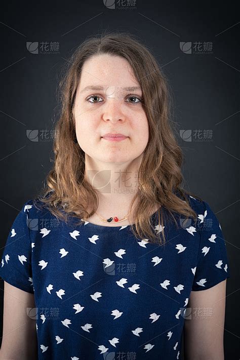 美丽的女人在不同的衣服里有不同的表情