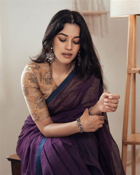 அழகோ அழகு அவள் கண்ணழகு சேலையில் இளைஞர்களை கவர்ந்து இழுக்கும் மிர்னாலினியின் கலக்கல்