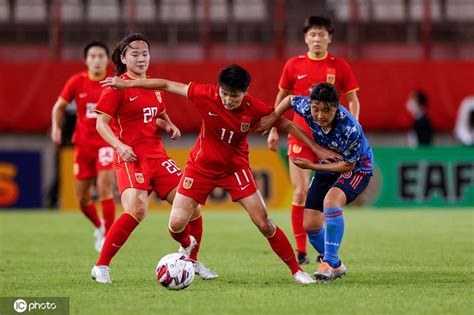 高清：东亚杯中国女足vs日本队 王珊珊与对方拼抢 搜狐大视野 搜狐新闻