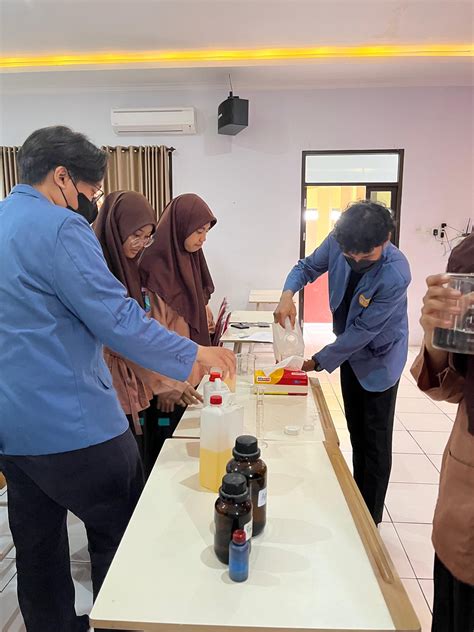 Pelatihan Pembuatan Shampo Motor Dan Sabun Cair Cuci Piring Oleh Program Studi Teknik Kimia