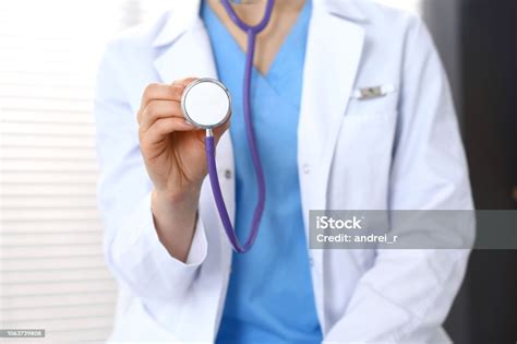 의사는 청진 기 머리 근접 촬영을 보유 하고있다 의사 검사 하 고 환자를 도울 준비입니다 의료 도움말 및 건강 관리 최고의 치료 및 의학 개념에 보험 건강 진단에 대한 스톡