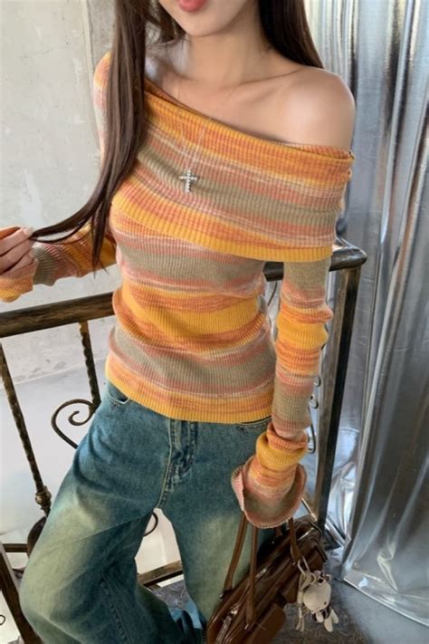 핑크프릴 소이 스트라이프 오프숄더 긴팔 니트 스웨터