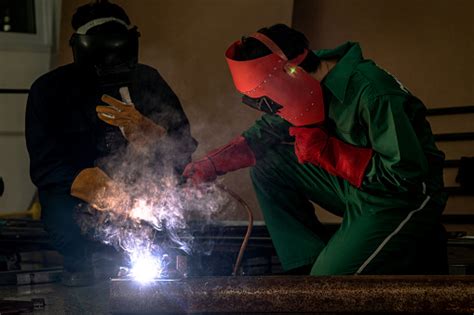 작업자는 산업 시설에서 아크 용접 기계로 금속을 용접합니다 2명에 대한 스톡 사진 및 기타 이미지 2명 Cnc 장치 가죽