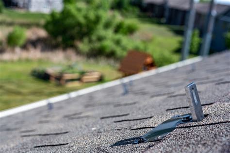 태양전지 패널 레일 및 랙링 시스템 설치를 위해 금속 앵커가 설치된 주거용 아스팔트 대상 지붕 0명에 대한 스톡 사진 및 기타 이미지 Istock