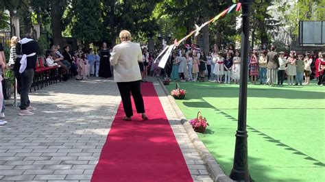 პოდიუმი ჩვენ ვართ დედამიწელები ღონისძიების წამყვანი ეკა სიორდია Youtube