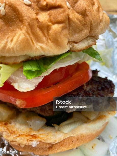 알루미늄 호일 패스트 푸드 쇠고기 햄버거 패티 참깨 빵 양상추 토마토 및 튀긴 양파에 집에서 만든 미식가 버거의 풀 프레임 이미지 0명에 대한 스톡 사진 및 기타 이미지