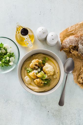 콜리플라워와 신선한 빵과 파와 함께 테이블에 그릇에 감자 크림 수프 건강 한 채식 요리입니다 0명에 대한 스톡 사진 및 기타 이미지 Istock