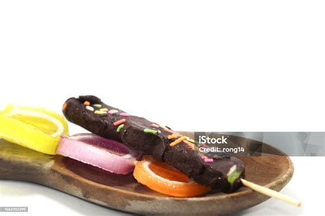 초콜릿 퐁듀 딥과 함께 캔디 바 카운터에 젤리 캔디와 마시멜로 스틱 음식 디저트 베이커리 케이터링 서비스 칵테일 전 세계