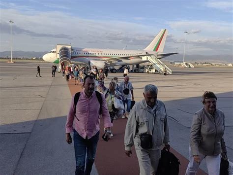 Кацна самолетът с 92 българи евакуирани от Израел Видео снимки