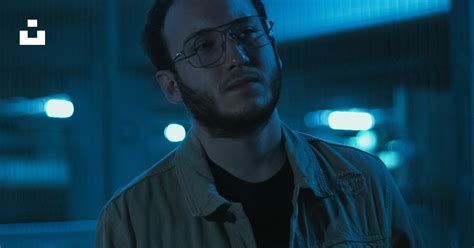 어두운 방에 서있는 안경을 쓴 남자 사진 Unsplash의 무료 남성 동성애자 이미지