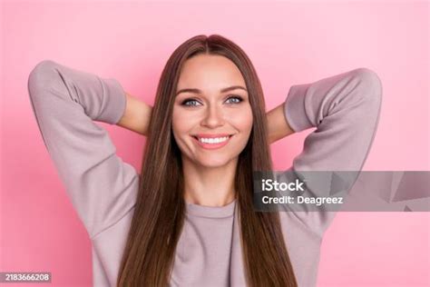 만족 귀여운 좋은 숙녀 사무실 관리자의 초상화는 분홍색 배경에 고립 된 머리 뒤에 자유 시간 팔을 가지고 있습니다 30 34세에 대한 스톡 사진 및 기타 이미지 Istock