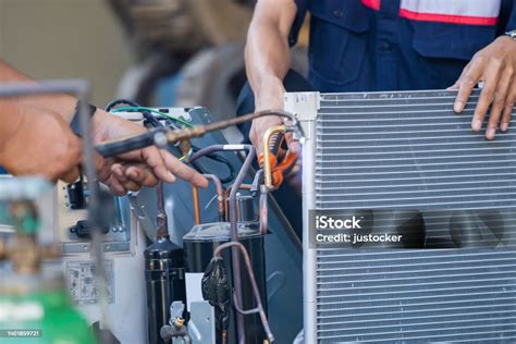 에어컨 수리 팀은 연료 가스와 산소를 사용하여 금속을 용접하거나 절단하고 산소 연료 용접 및 산소 연료 절단 공정 바닥 고정 에어컨 시스템의 수리공 전기로에 대한 스톡 사진