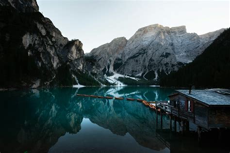 장엄한 산이 청록색 호수에 반사됩니다 사진 Unsplash의 무료 해질녘 이미지