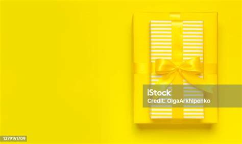 플랫 평신도 휴가 배경 노란색 배경 상단 뷰 복사 공간에 리본과 활이있는 두 개의 밝은 노란색 선물 선물 상자 생일 선물 3 월 8 어머니의 날 발렌타인 데이 축하 0명에