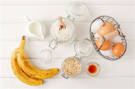 바나나와 오트밀 팬케이크를 요리하기위한 재료 계란 오트밀 바나나 버터 밀크 밀가루 바닐라 흰색 나무 배경에 베이킹 파우더 레시피 단계별로 귀리에 대한 스톡 사진 및 기타