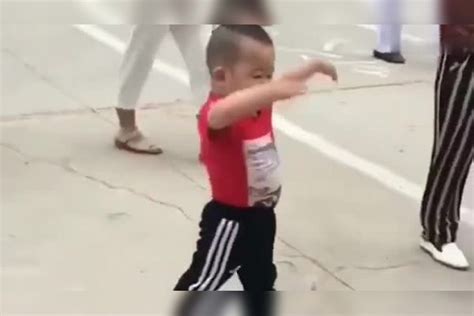 这绝对是奶奶带大的孙子这妖娆的舞姿也太搞笑了