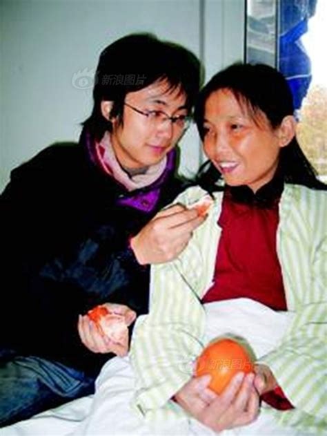 道德模范刘霆变性曝低胸写真 雪肤白肌性感妩媚新浪图片