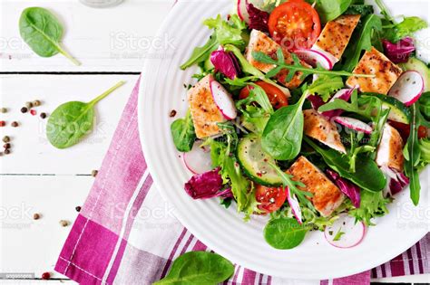 신선한 야채 샐러드와 구운된 닭 가슴살토마토 오이 무 혼합 상 추 잎 치킨 샐러드입니다 건강 한 음식입니다 상위 뷰 0명에 대한