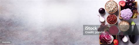 보라색 야채 과일에 회색 배경입니다 보라색 가지 사탕 무 콜리플라워 자주색 콩 자 두 양파 포도 노아 쌀 요리 재료는 공간 평면도 평면 위치를 복사 합니다 배너 0명에 대한