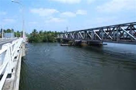 දරුවන් බලා සිටියදී මවක් ගඟට පනී