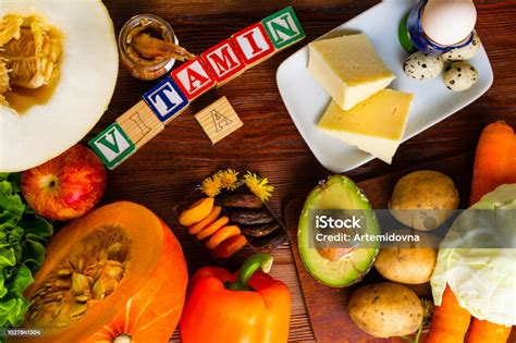 비타민 A 음식 천연 제품으로 고추 호박 사과 감자 양배추 아보카도 비타민 A 풍부에 말린 살구 멜론 멸 치 기름 노란 치즈 계란 노 른 자에 민들레 꽃 0명에 대한 스톡